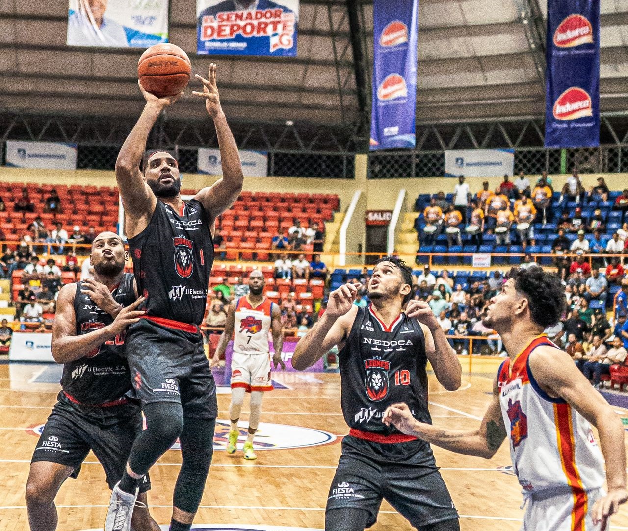 Leones resisten presión de Reales y están un triunfo de la final
