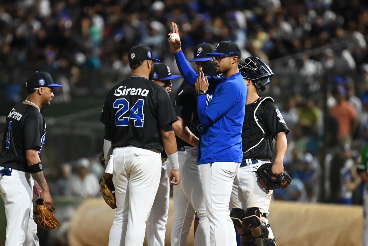 Gilbert Gómez y las claves azules en el juego cuatro