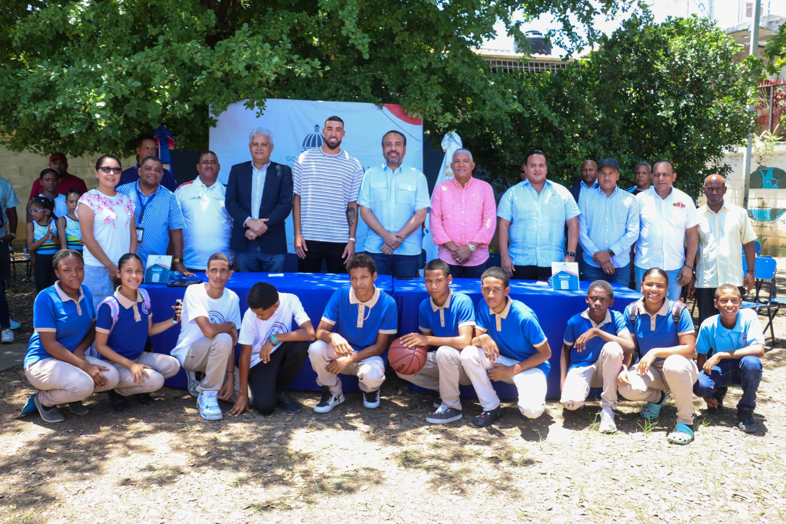 Chris Duarte acude junto al INEFI al liceo Profesor Andrés Medrano ...