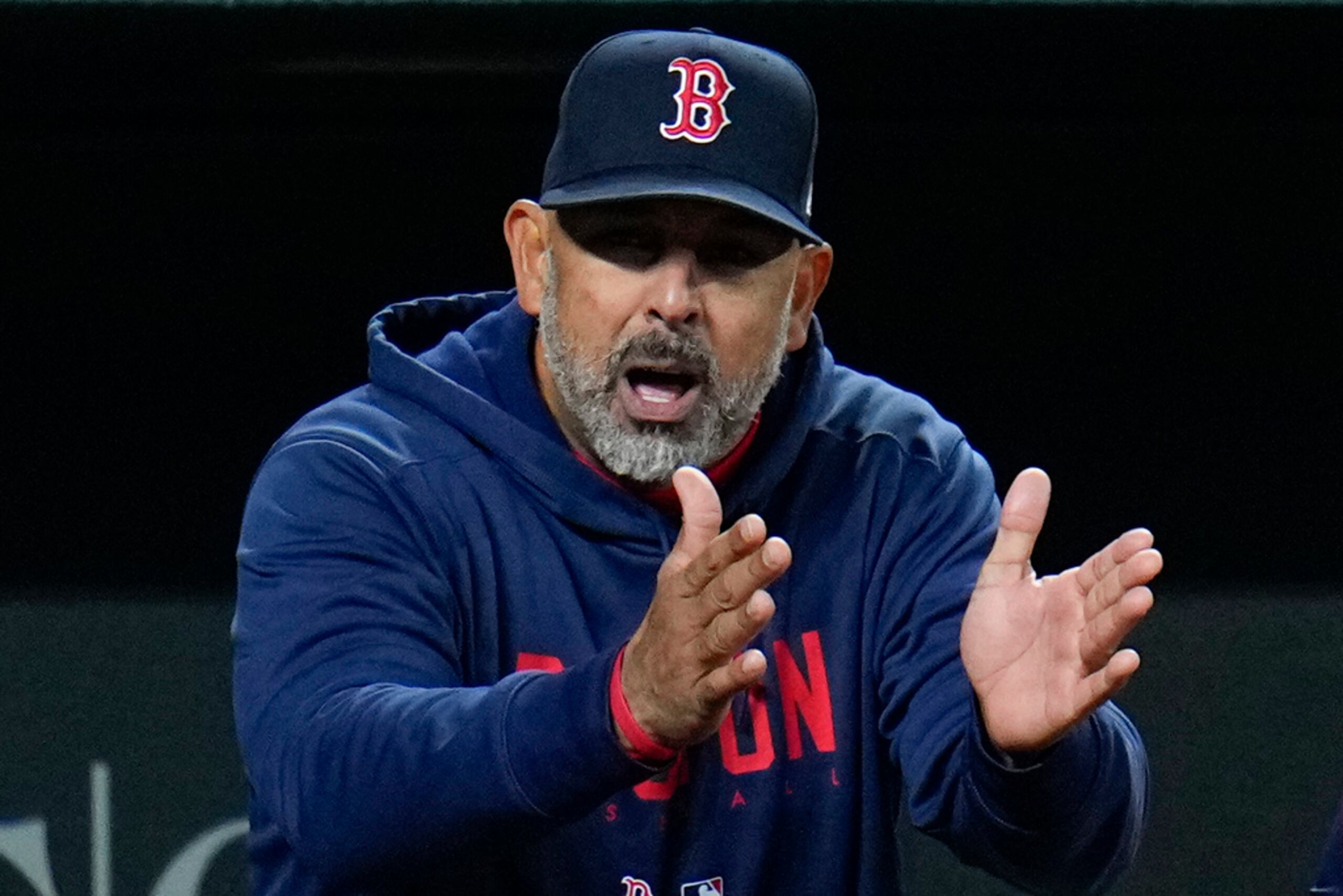 Alex Cora y los Medias Rojas acuerdan extensión por tres años