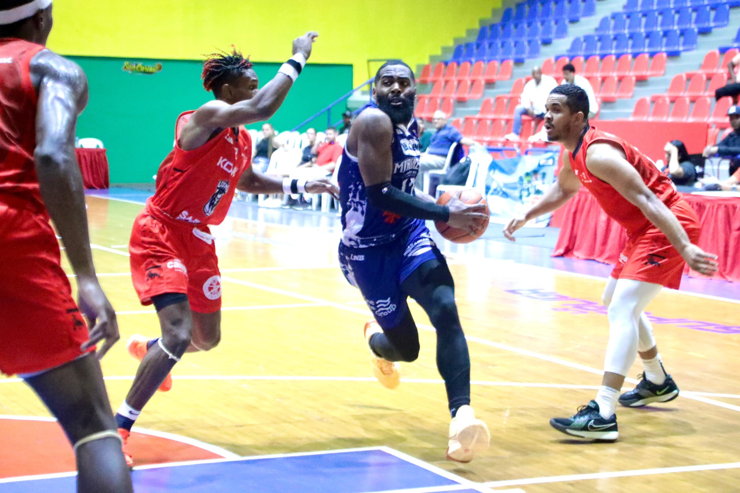 Marineros vencen a Leones en tiempo extra