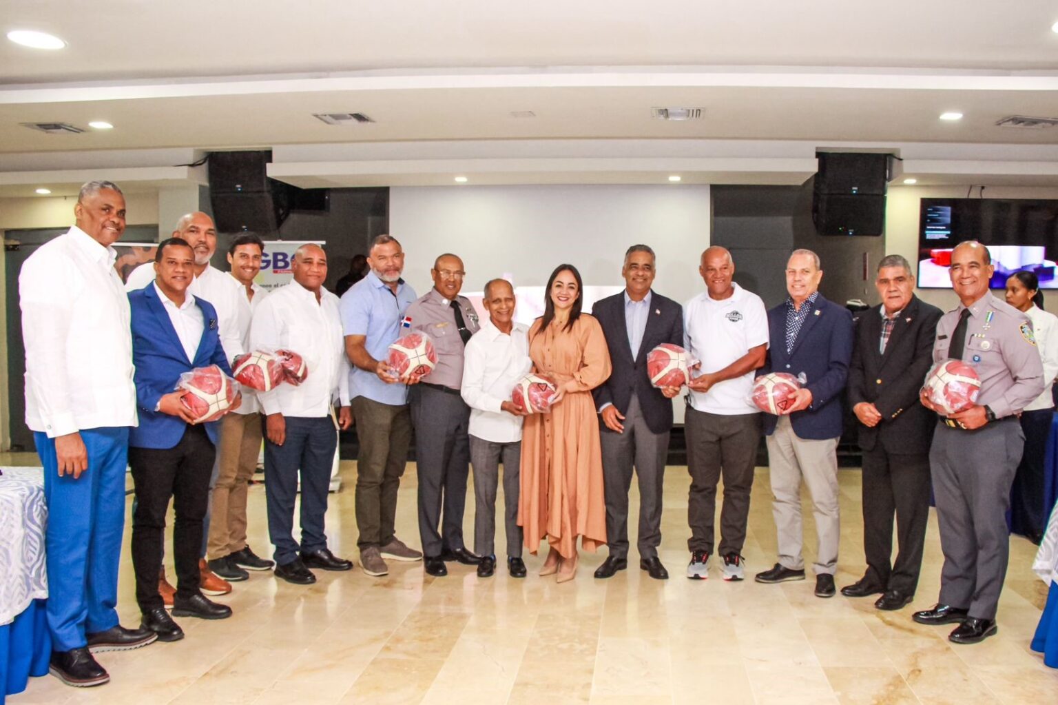 Abadina presenta a los miembros del Comité Organizador del TBS Distrito ...