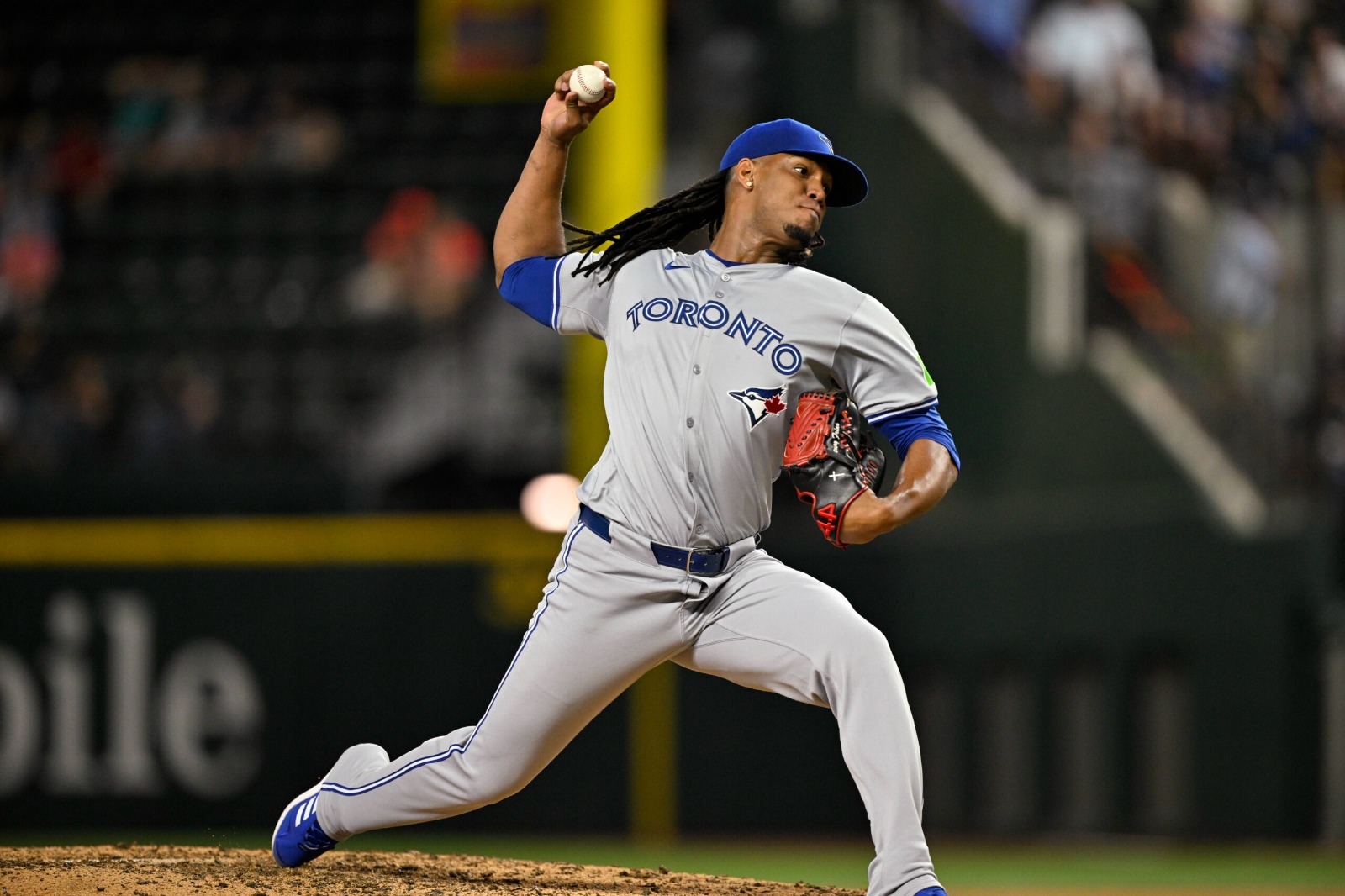 Luis Frías firma contrato de ligas menores con los Guardianes