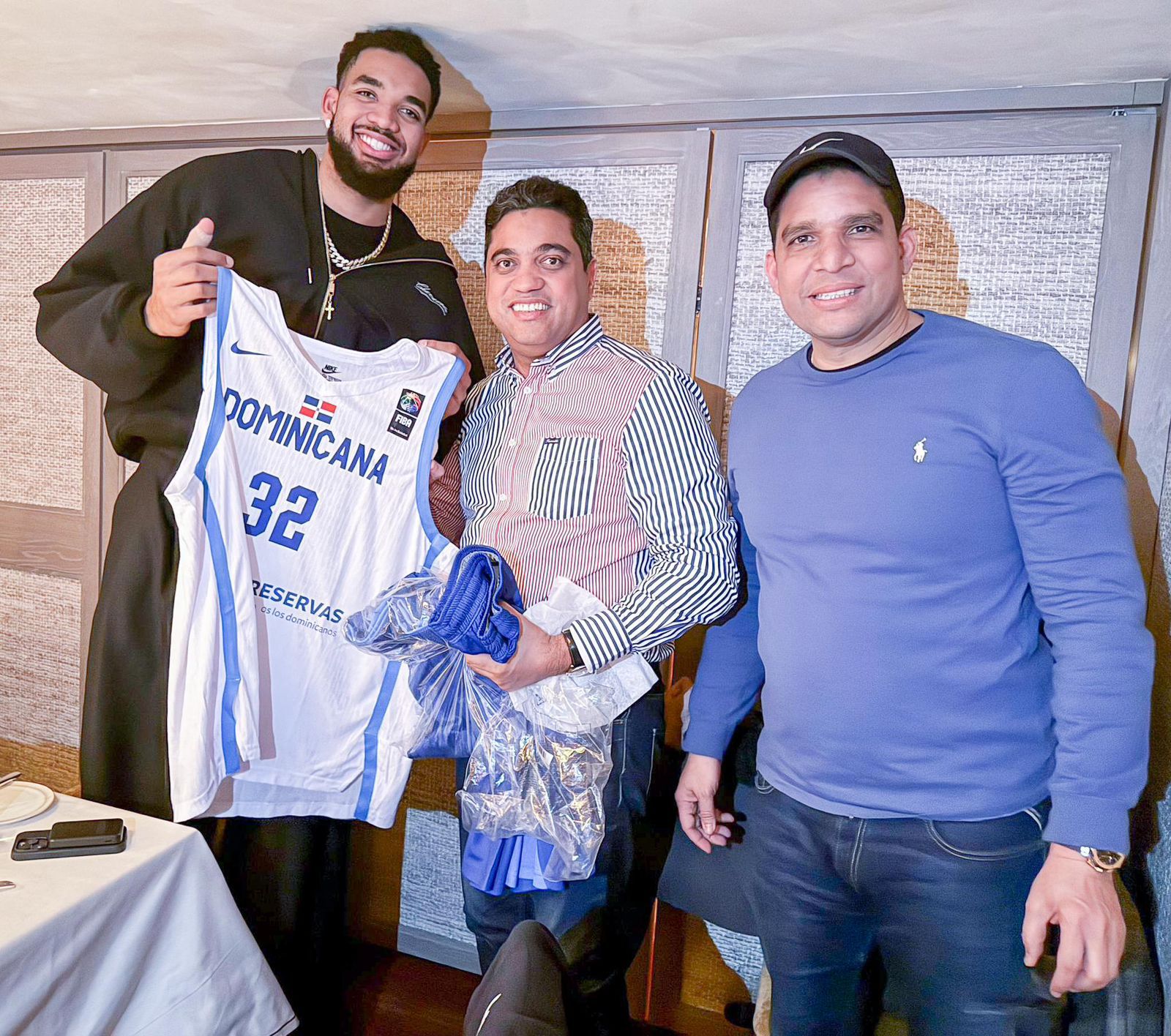 Kelvin Cruz y la súper estrella de la NBA Karl Anthony Town comparten ...