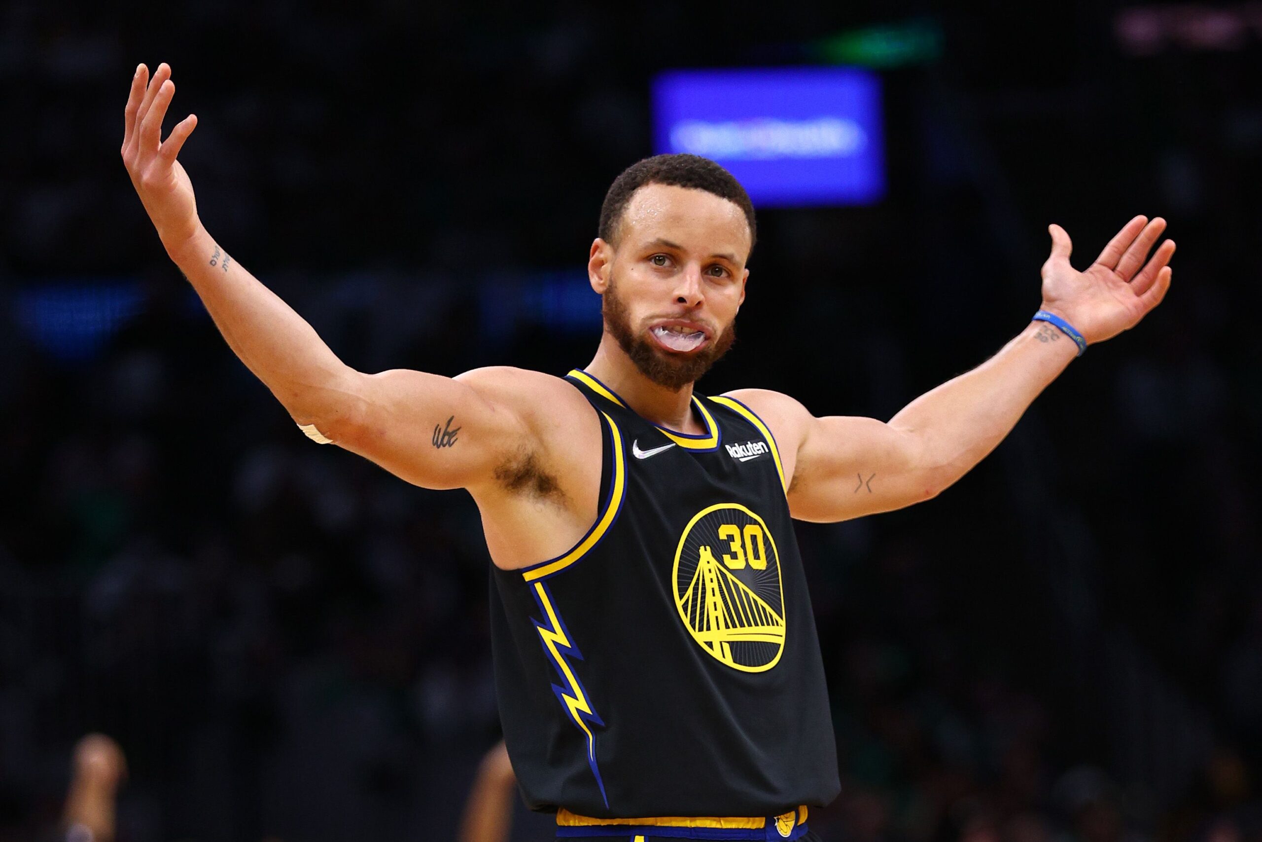 Steph Curry se regala el récord de 4.000 triples en la NBA