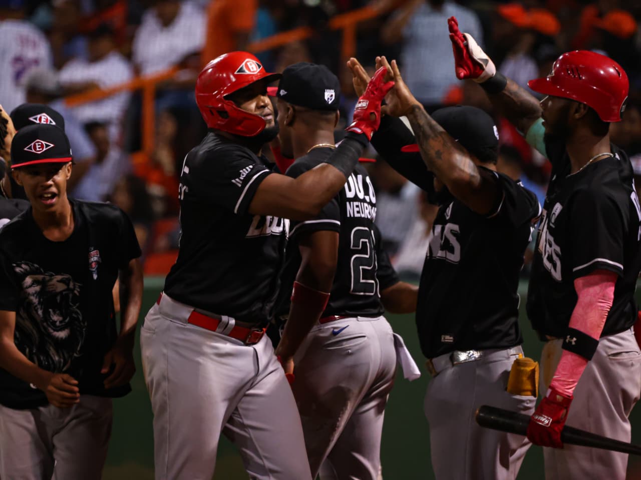 Leones (5-0) y Águilas ganan en reanudación de Round Robin